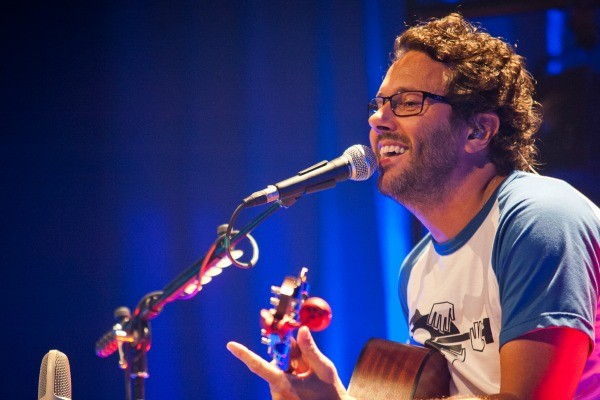 Duca Leindecker apresenta o show “Acústico” no Teatro do Sesc em ...