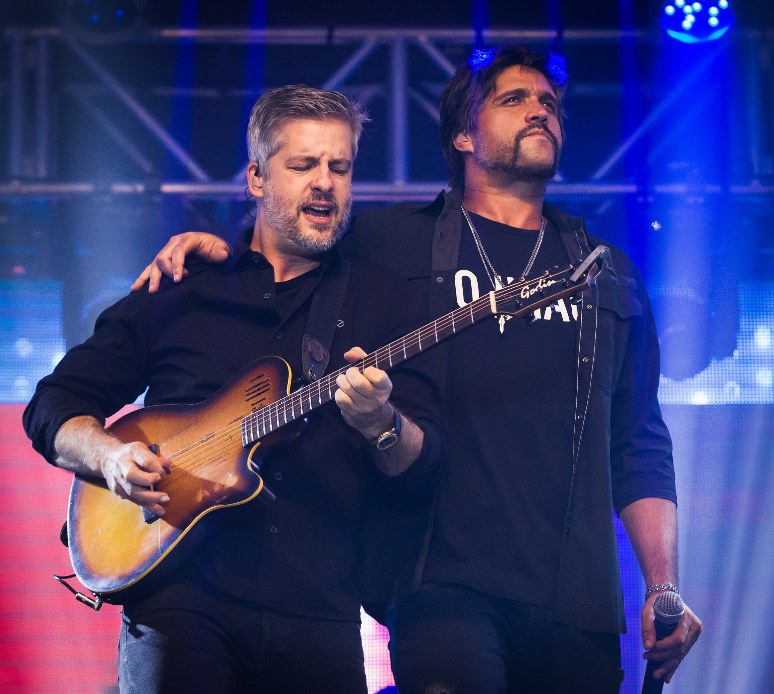Victor & Leo apresentam turnê “Na Luz do Som” em Porto Alegre – No Palco